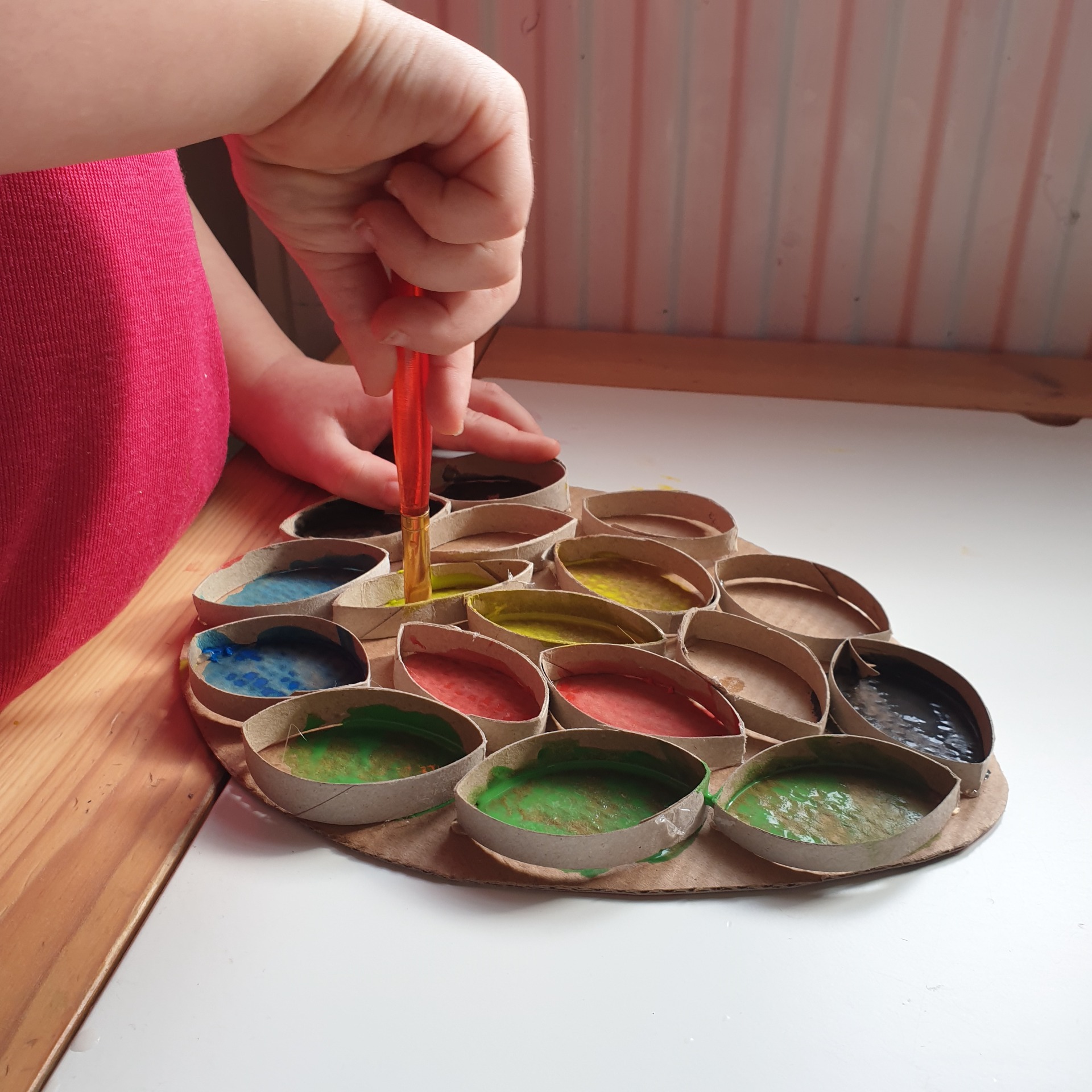 4 enkla påskpyssel med toarullar – återbruk för barn