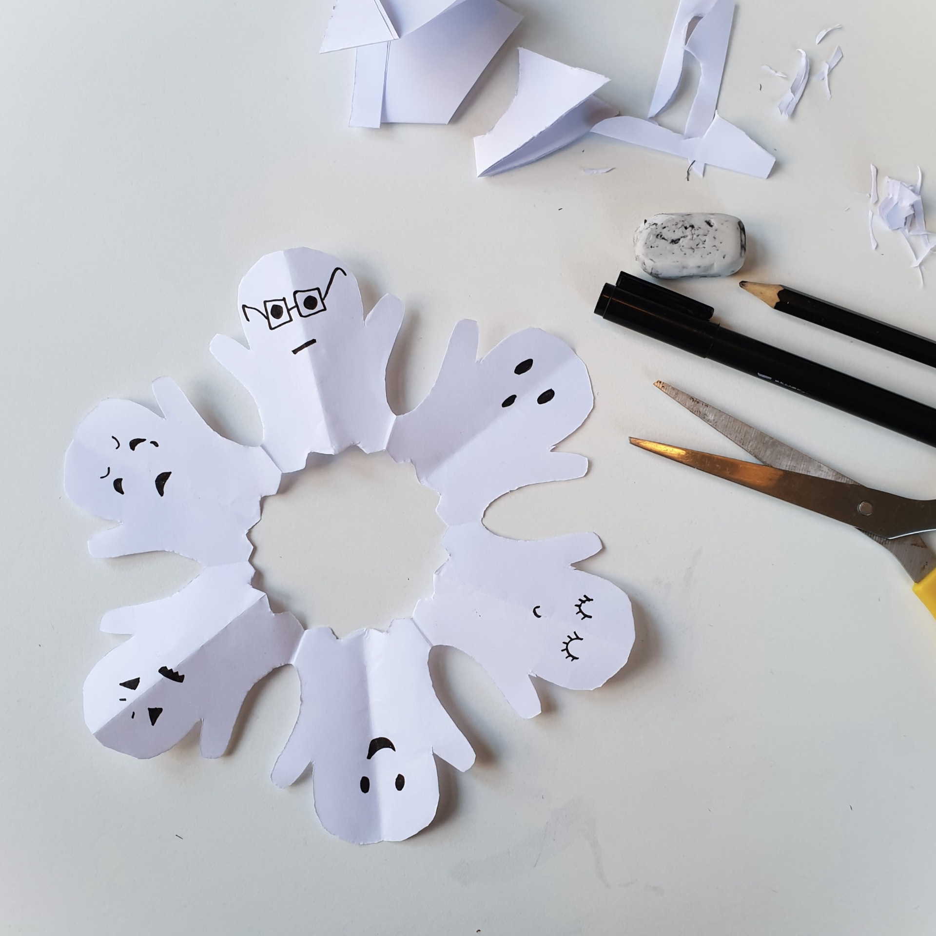 10 enkla Halloweenpyssel för barn – skriv ut, vik & lek